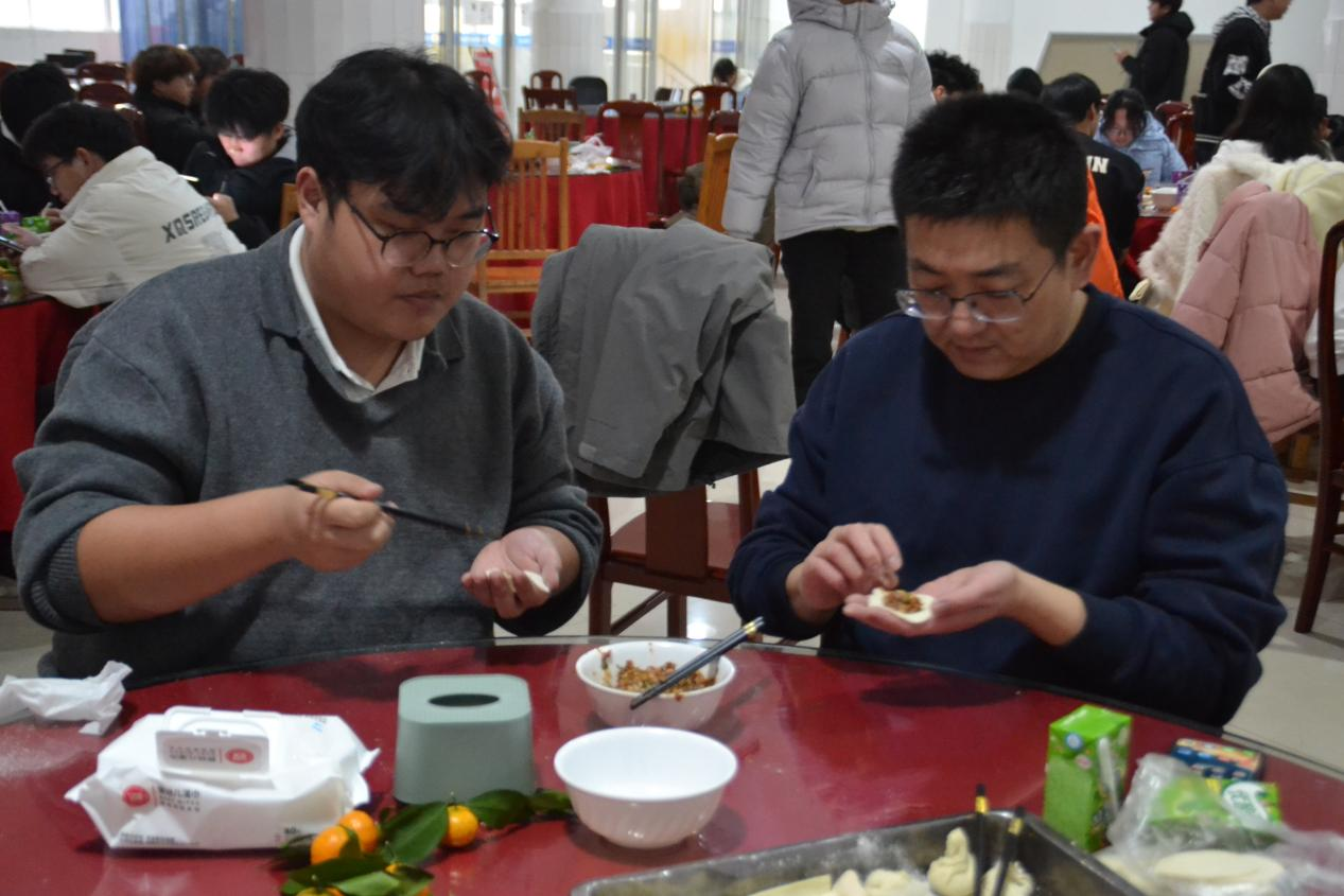 指尖包出冬至暖 笑语融汇经贸情 ——举办“我们的节日 冬至”主题活动